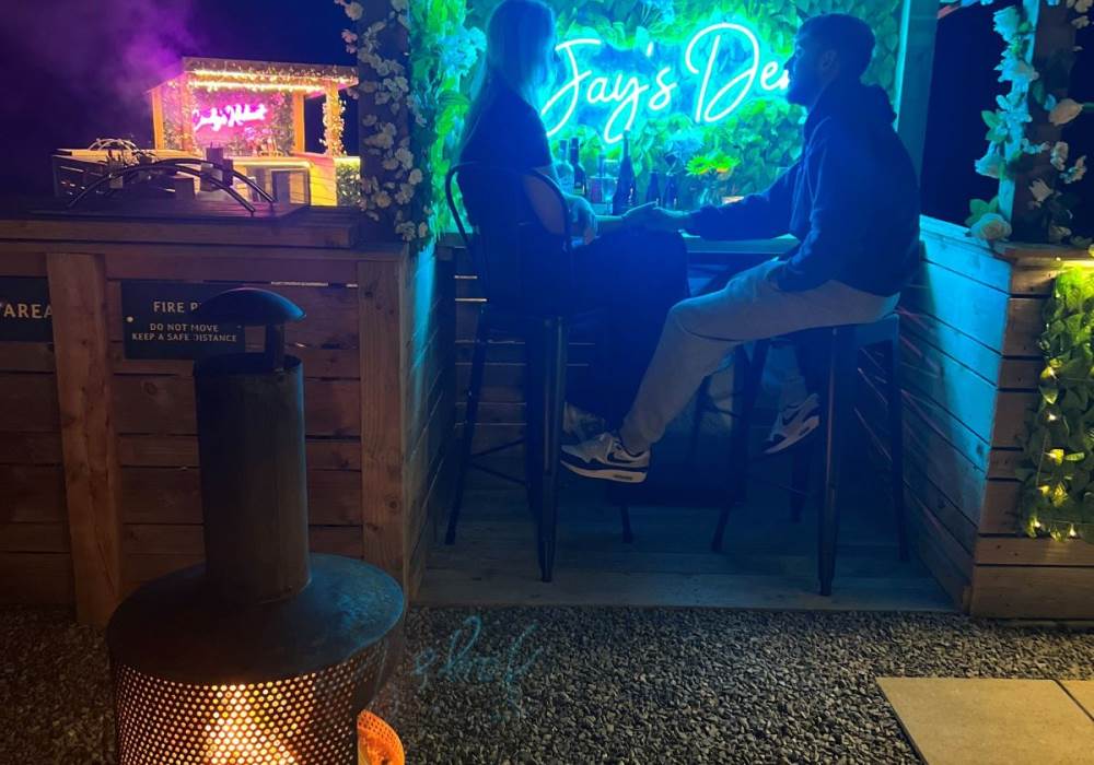 Tan y Bryn Glamping | Jay's Den VIP POD - 50" SMART TV & Private Hot Tub