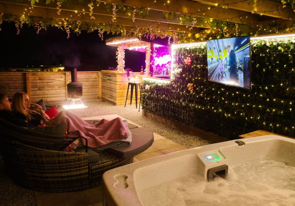 Tan y Bryn Glamping | Cindy's Hideout VIP Pod - OUTDOOR TV & HOT TUB