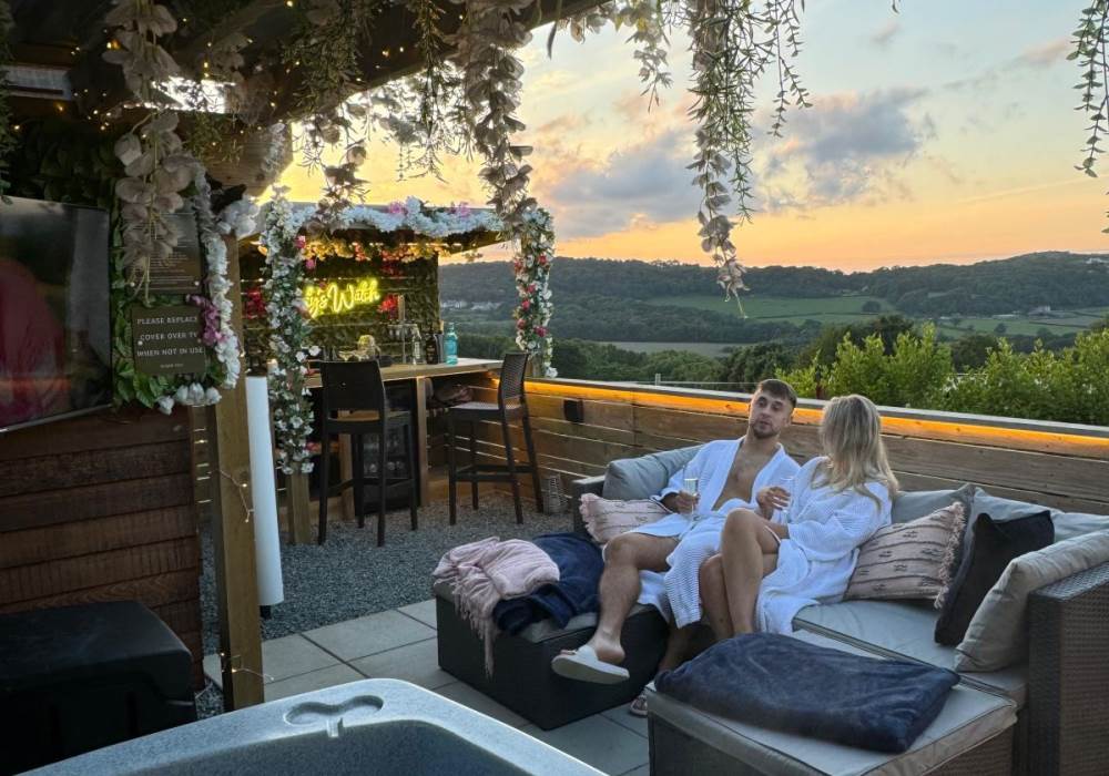 Tan y Bryn Glamping | Berries Corner VIP Pod with hot tub&Outdoor 50" TV